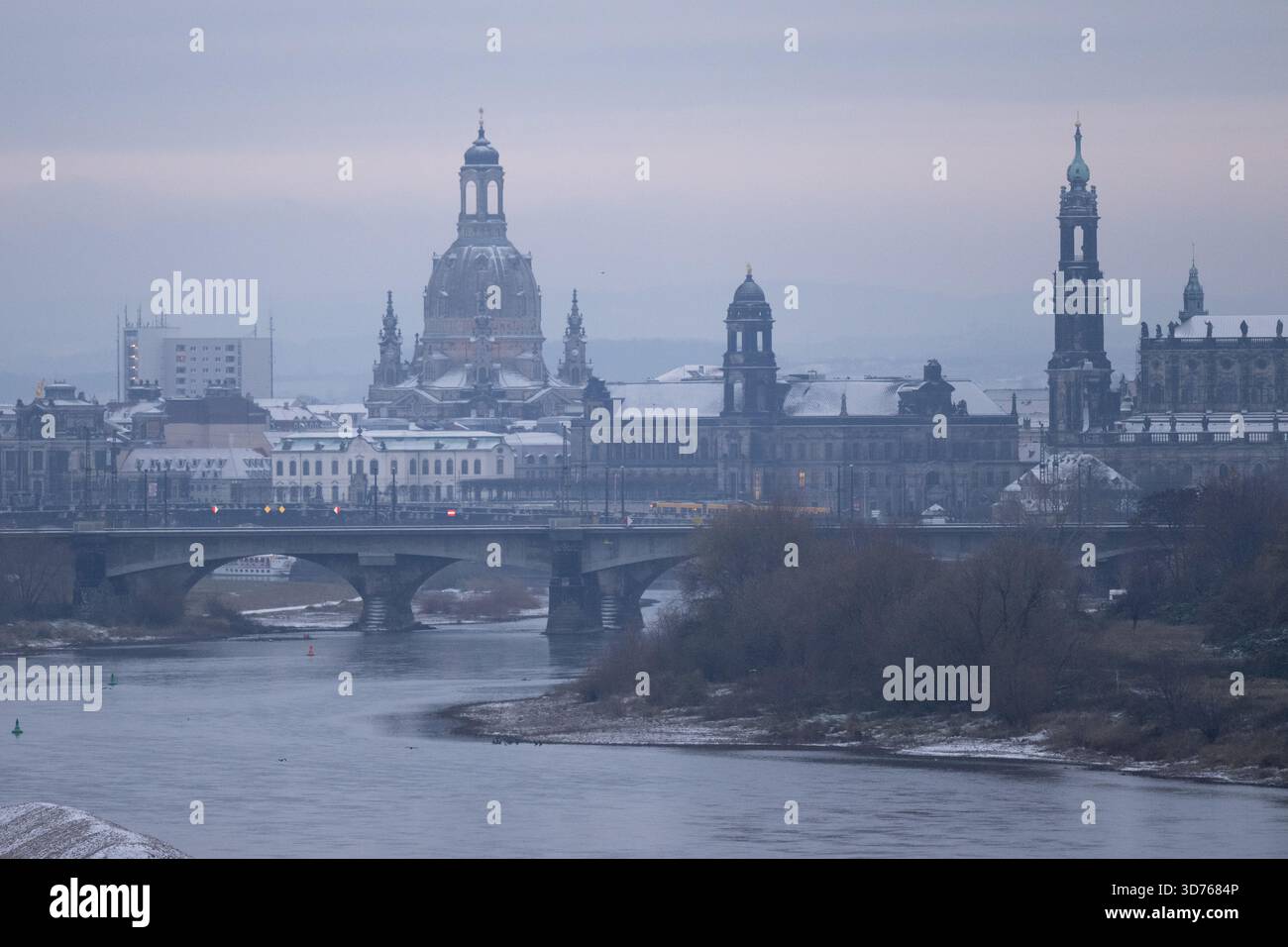 24 November 2025, Saxony, Dresden: The dome of the Frauenkirche is ...