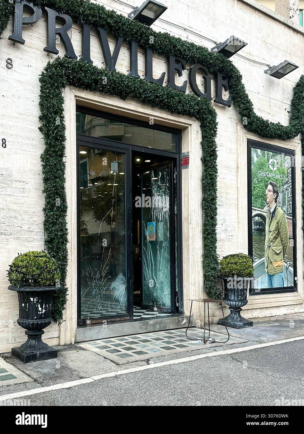 **NO WEB OR NEWSPAPERS ONLY FOR ITALY** Broken shop window in Piazza ...