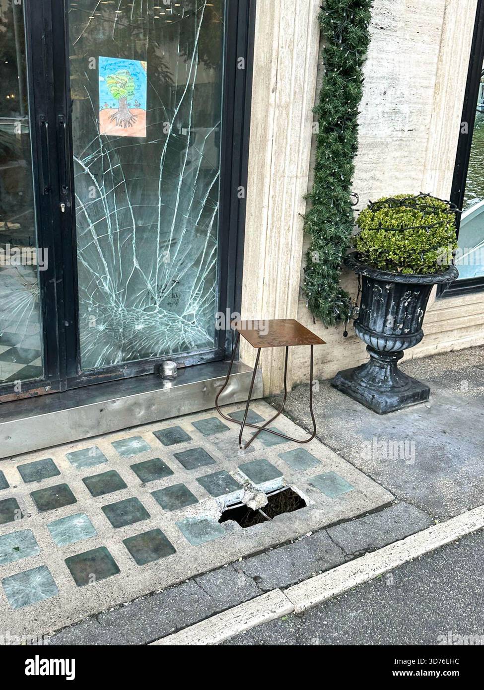 **NO WEB OR NEWSPAPERS ONLY FOR ITALY** Broken shop window in Piazza ...