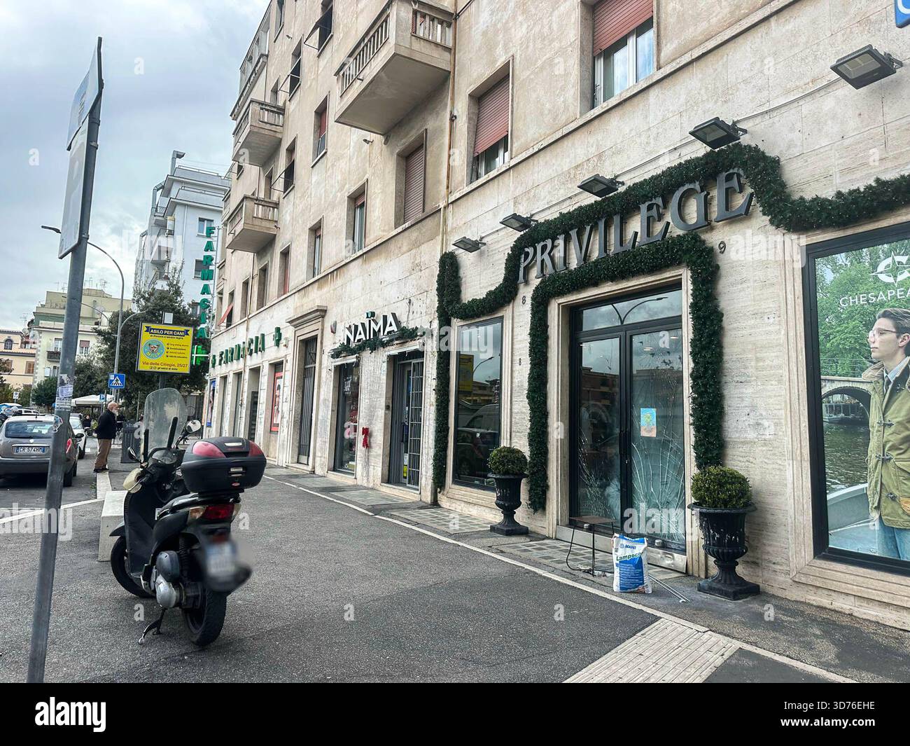 **NO WEB OR NEWSPAPERS ONLY FOR ITALY** Broken shop window in Piazza ...