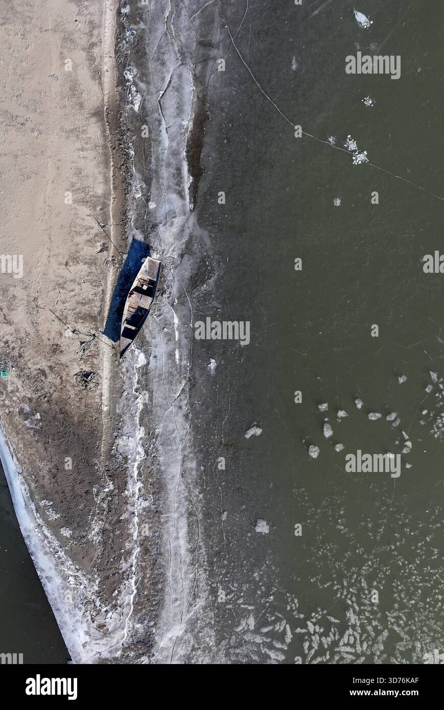 The Songhua River enters its frozen period in Harbin City, northeast ...