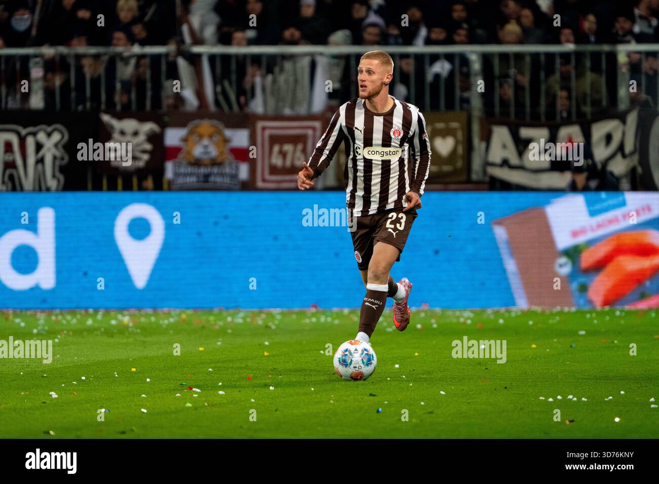 Louis Oppie (FC St. Pauli Hamburg, #23) in dribbling, single image ...