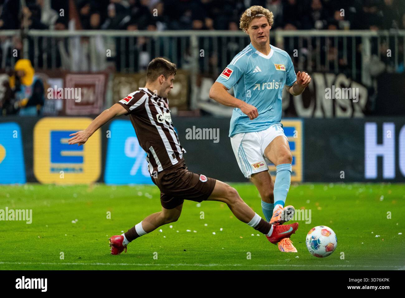 Tom Rothe (Union Berlin, #15) pass, Arkadiusz Pyrka (FC St. Pauli ...