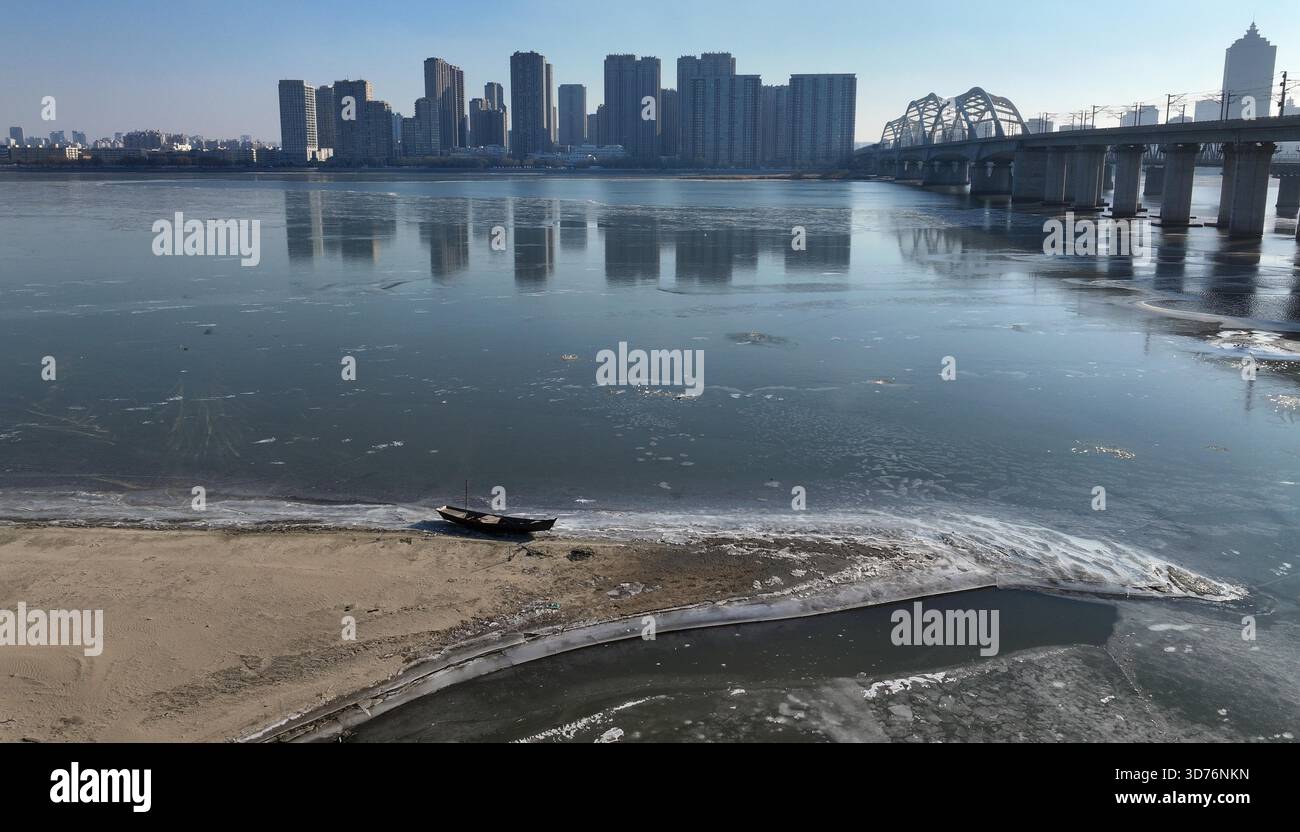 The Songhua River enters its frozen period in Harbin City, northeast ...