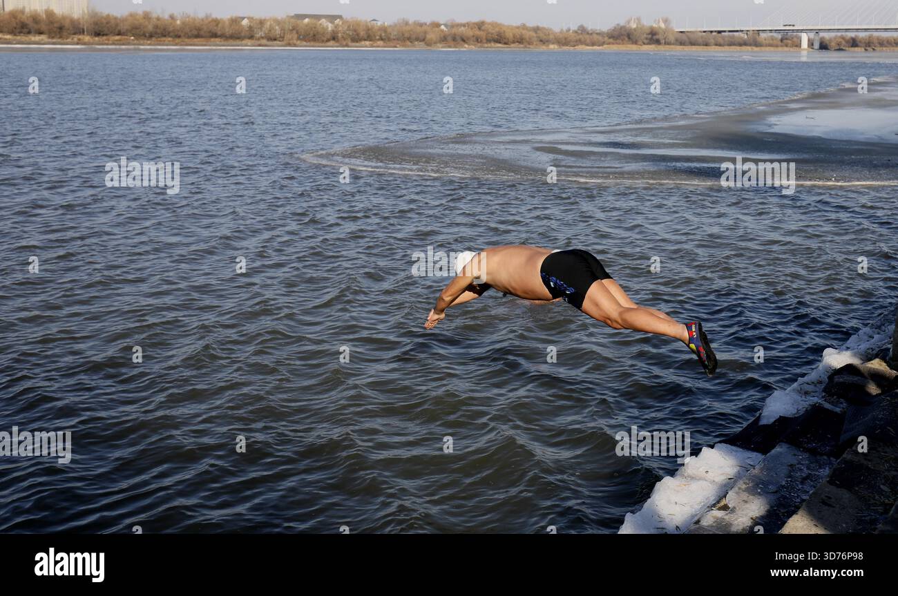 Winter swimming enthusiasts dive into the Songhua River in Harbin City ...