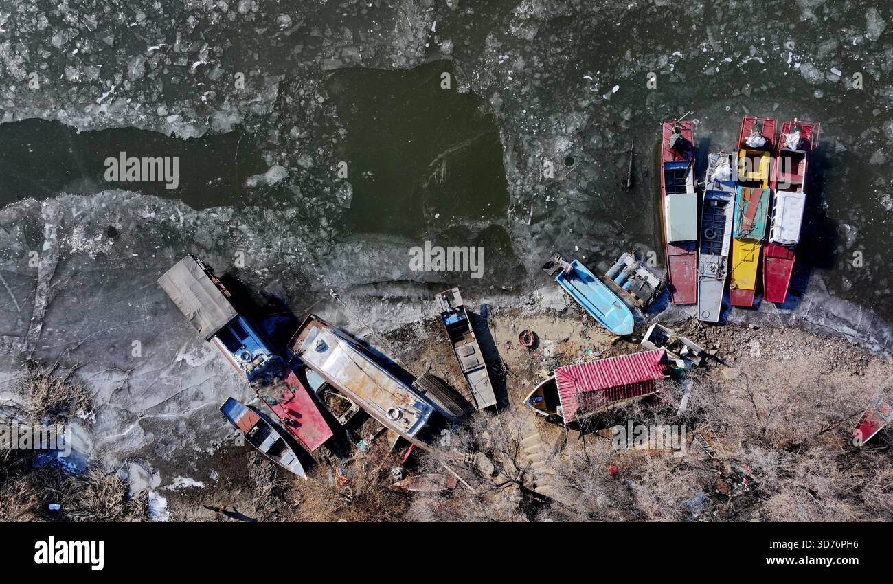 The Songhua River enters its frozen period in Harbin City, northeast ...