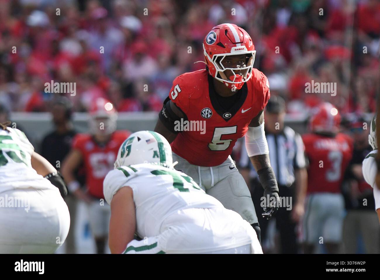 ATHENS, GA - NOVEMBER 22: Linebacker Raylen Wilson #5 of the Georgia ...