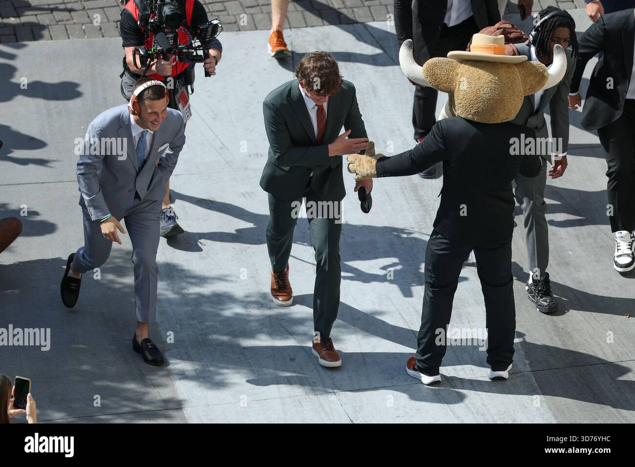 AUSTIN, TX - NOVEMBER 22: Quarterback Arch Manning #16 of the Texas ...