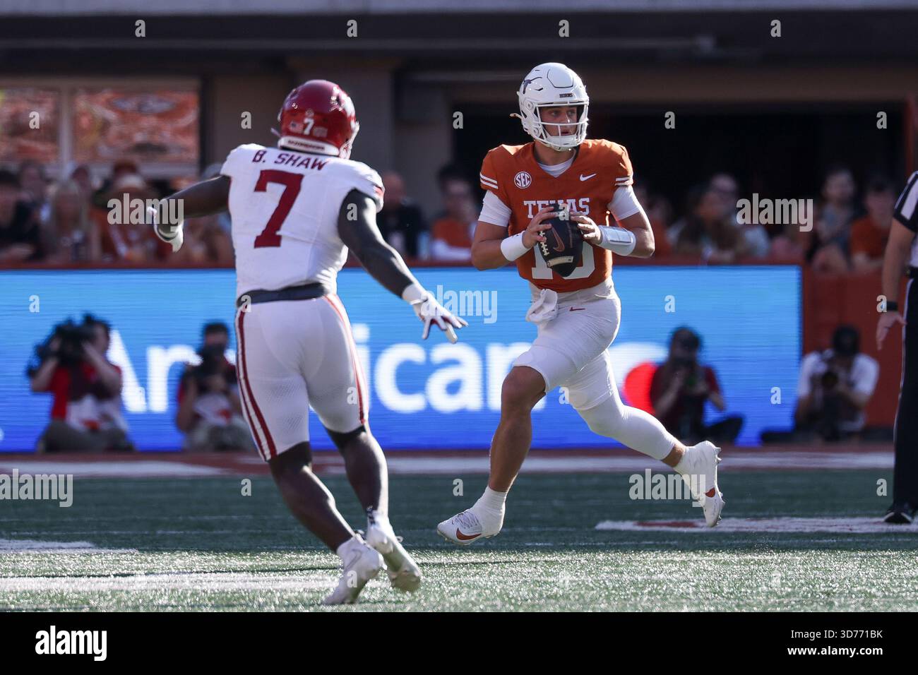 AUSTIN, TX - NOVEMBER 22: Quarterback Arch Manning #16 of the Texas ...
