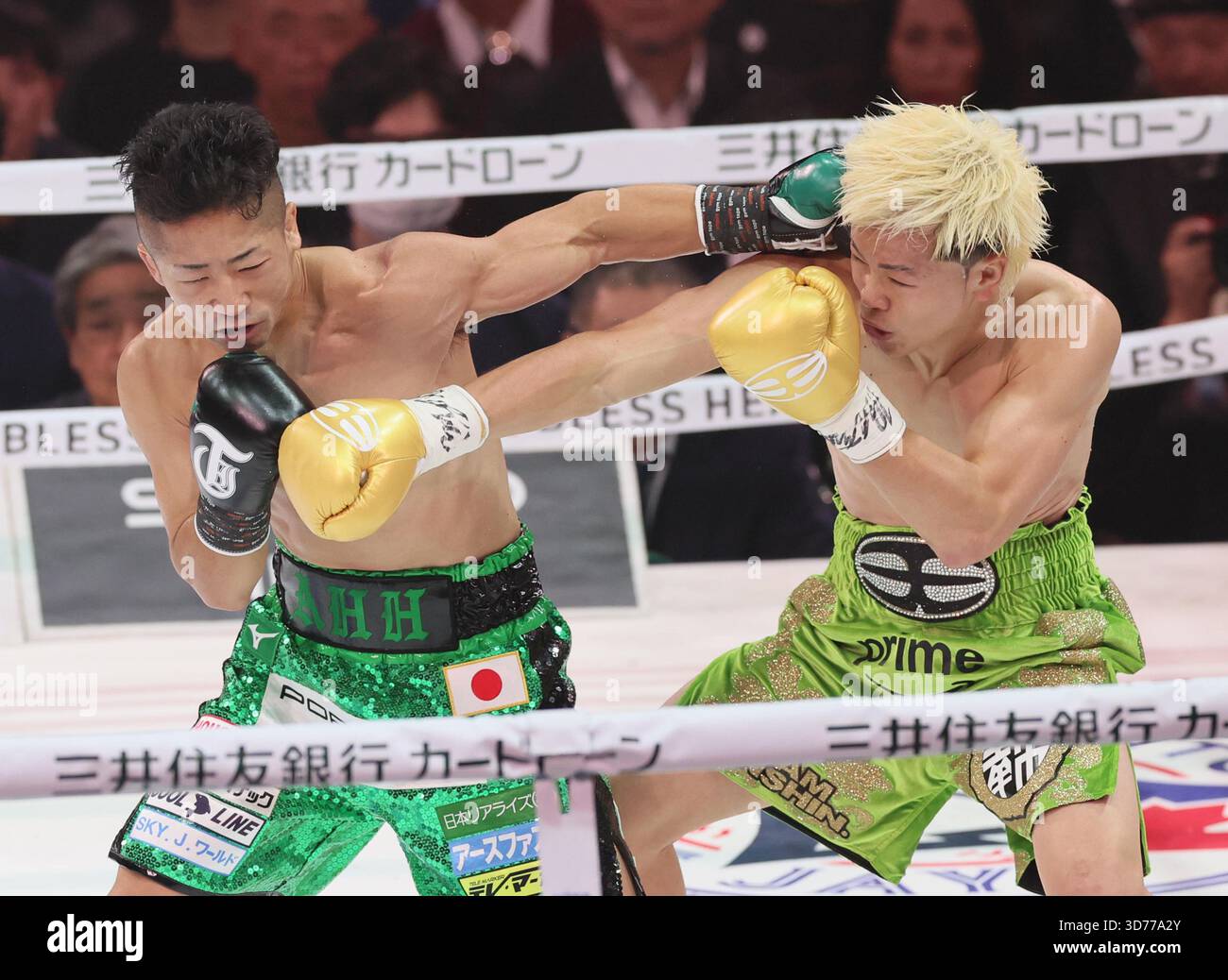 Tenshin Nasukawa of Japan (R) throws a punch in the 2nd round of WBC ...