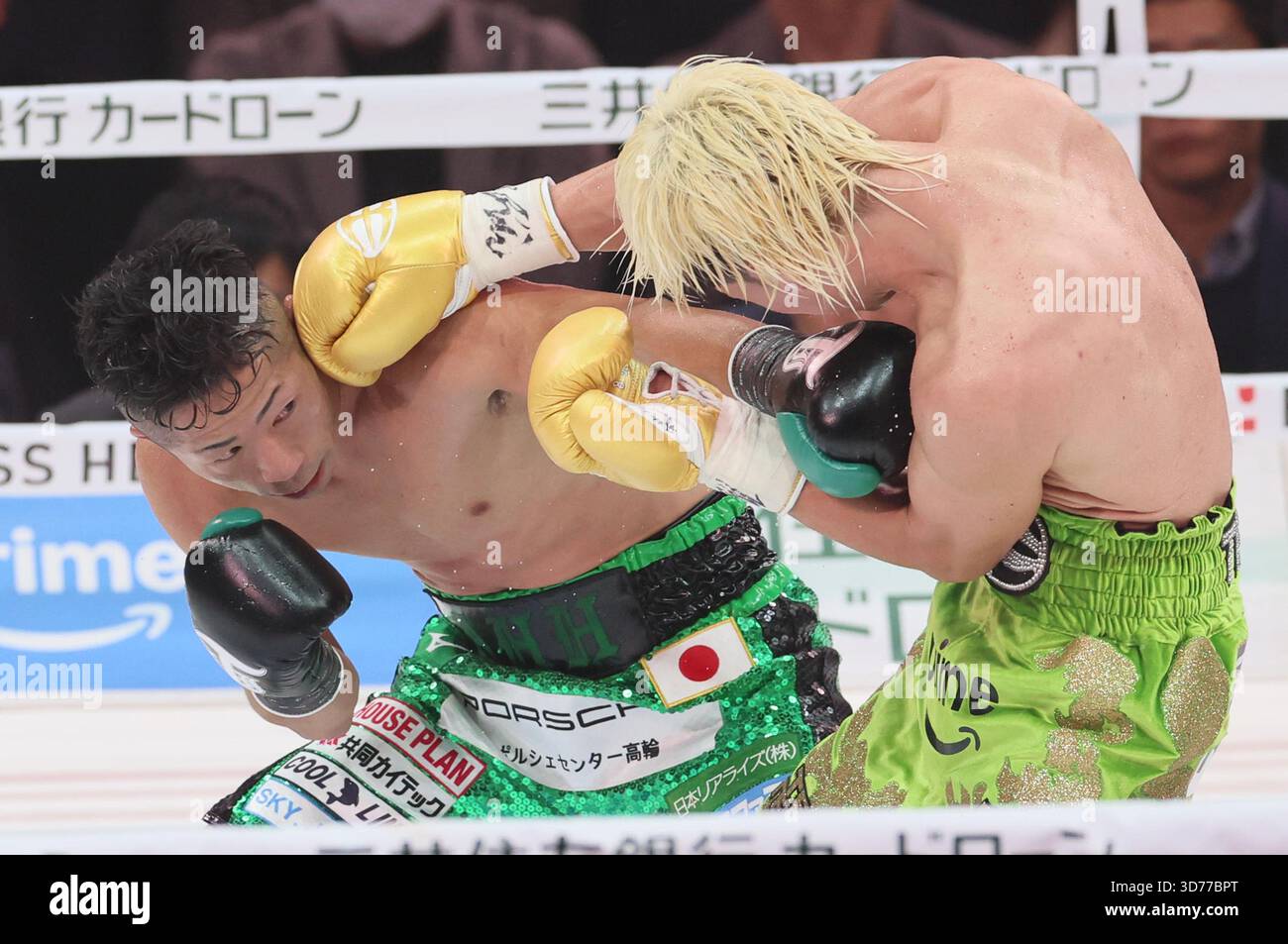 Takuma Inoue of Japan (L) throws a punch in the 8th round of WBC ...