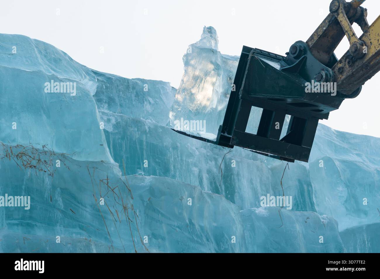 (251124) -- HARBIN, Nov. 24, 2025 (Xinhua) -- A machinery transports ...