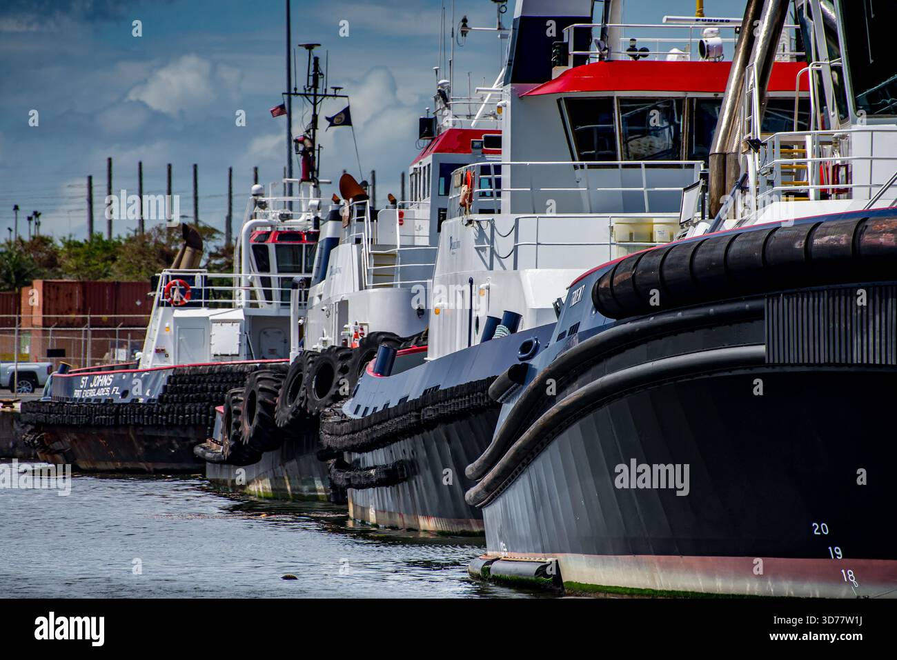 Tug line hi-res stock photography and images - Alamy