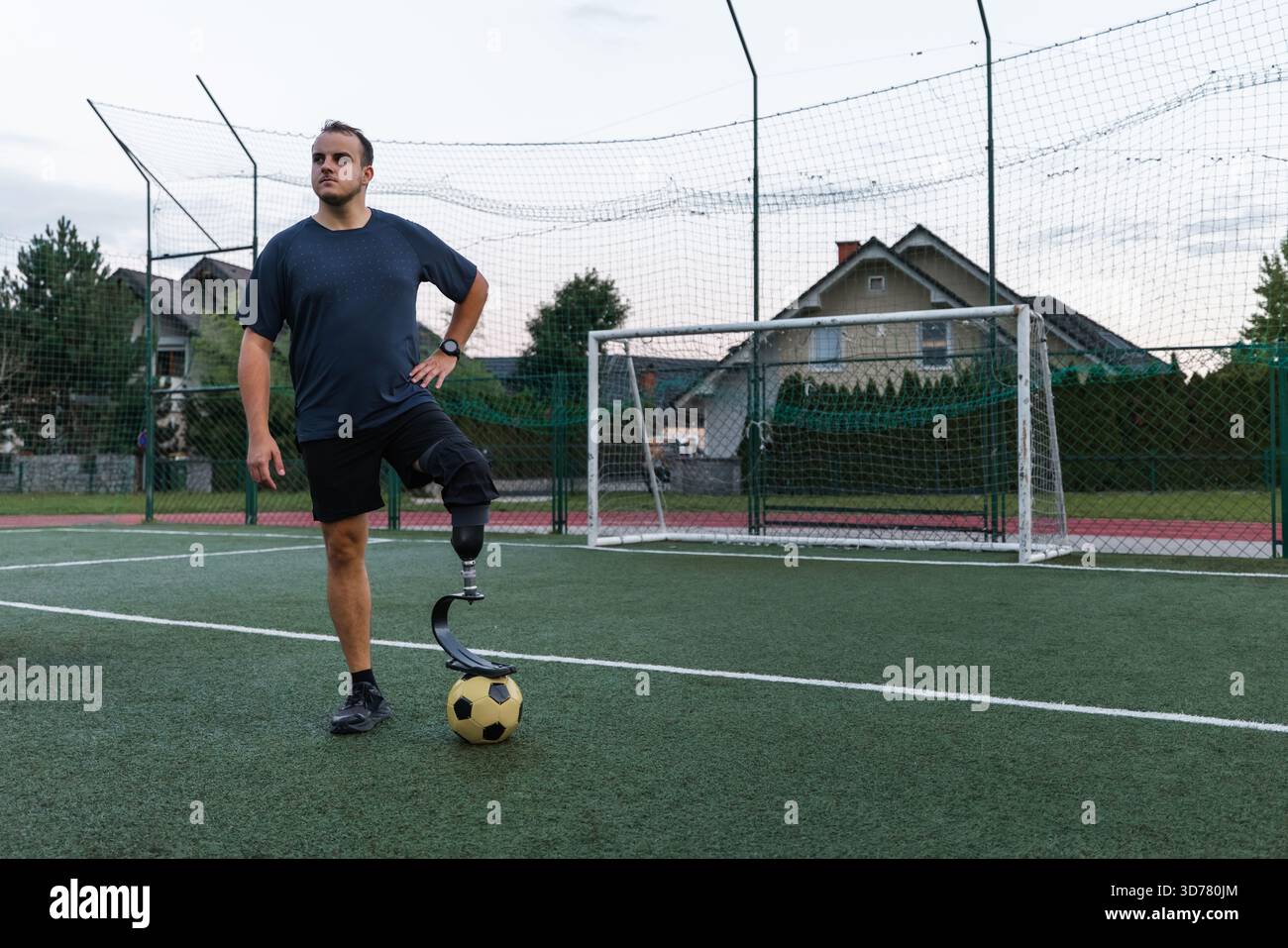 Man uses prosthetic leg hi-res stock photography and images - Alamy