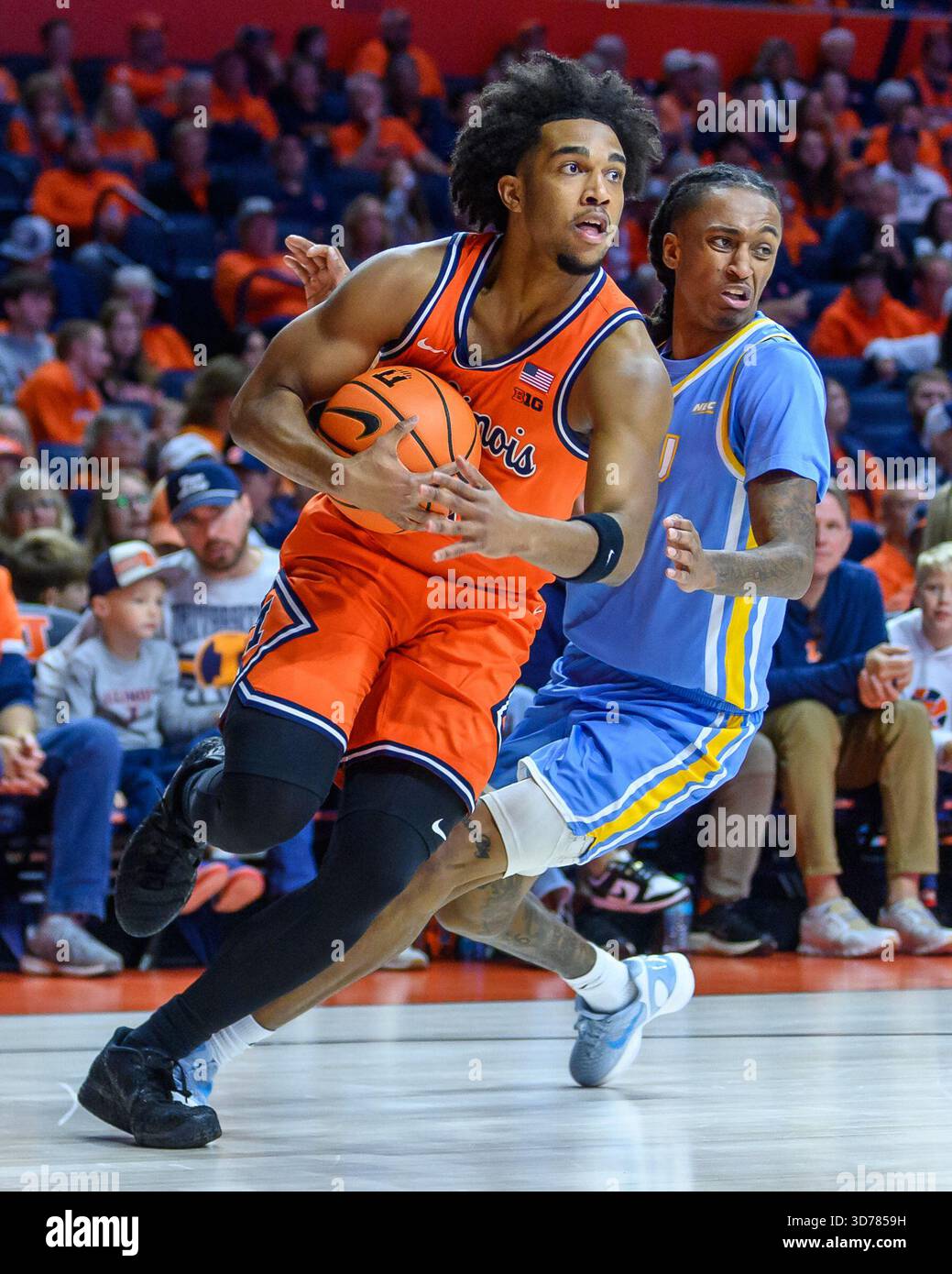 Illinois' Brandon Lee drives past Long Island's Malachi Davis during an ...