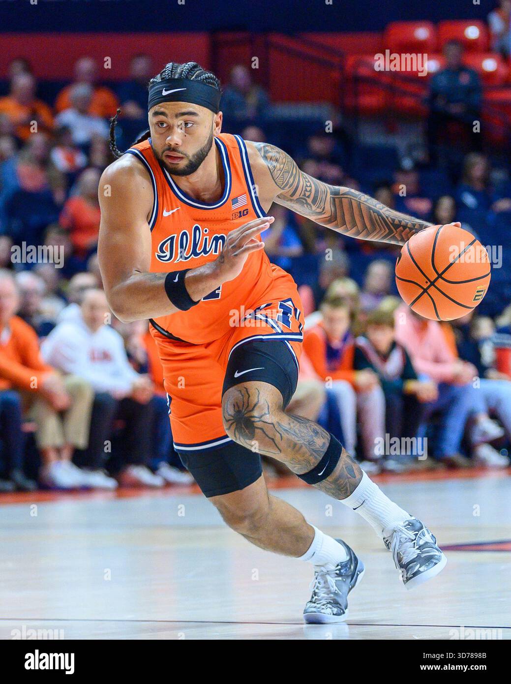 Illinois' Kylan Boswell advances the ball during the first half of an ...