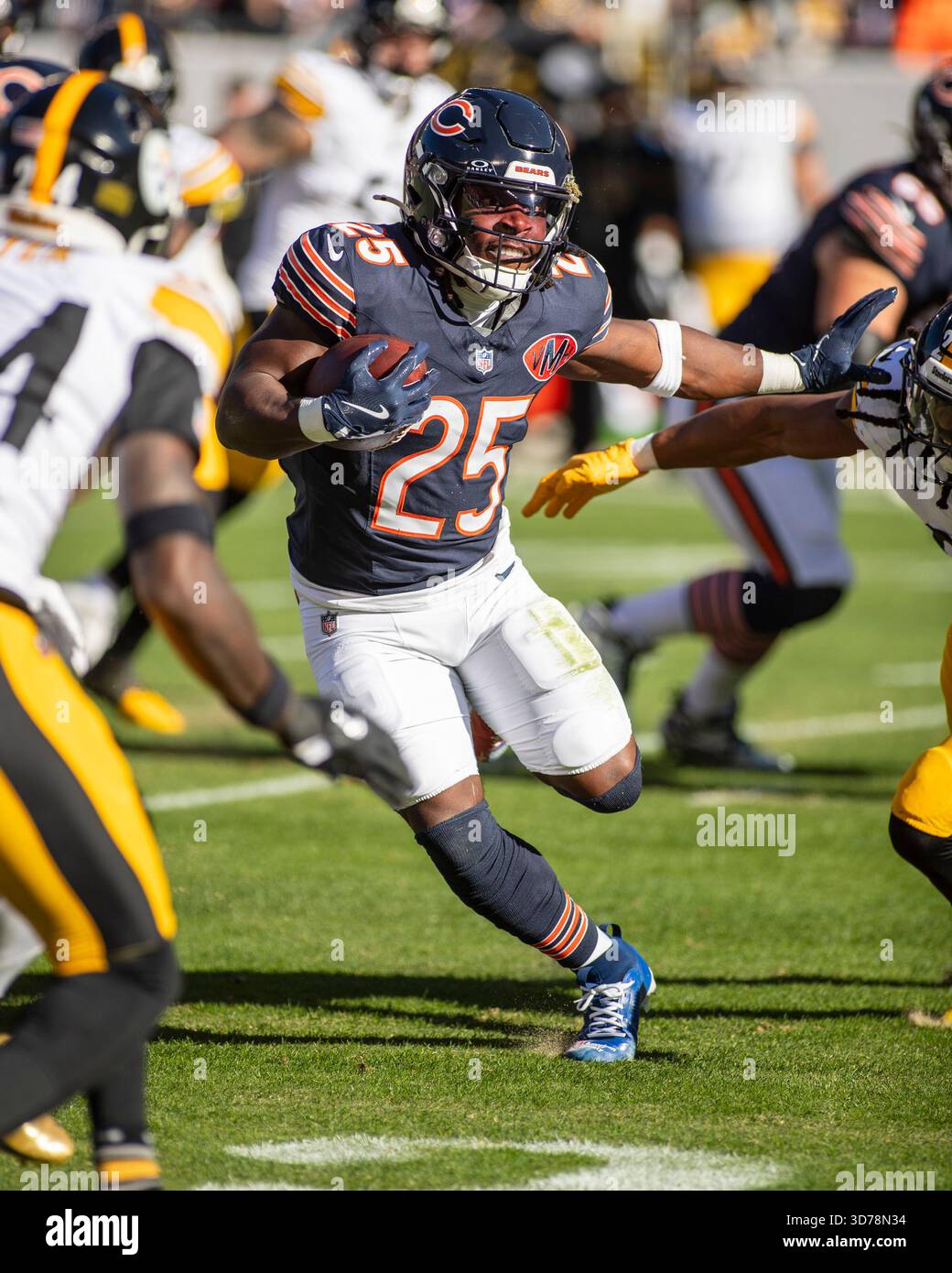 November 23, 2025: Chicago Bears Kyle Monangai (25) runs with the ball ...