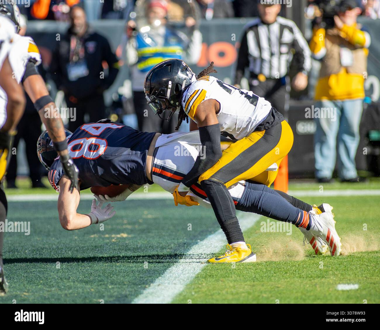 November 23, 2025: Chicago Bears Colston Loveland (84) runs the ball in ...