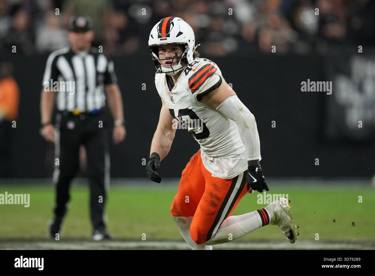 Cleveland Browns linebacker Carson Schwesinger (49) during an NFL ...