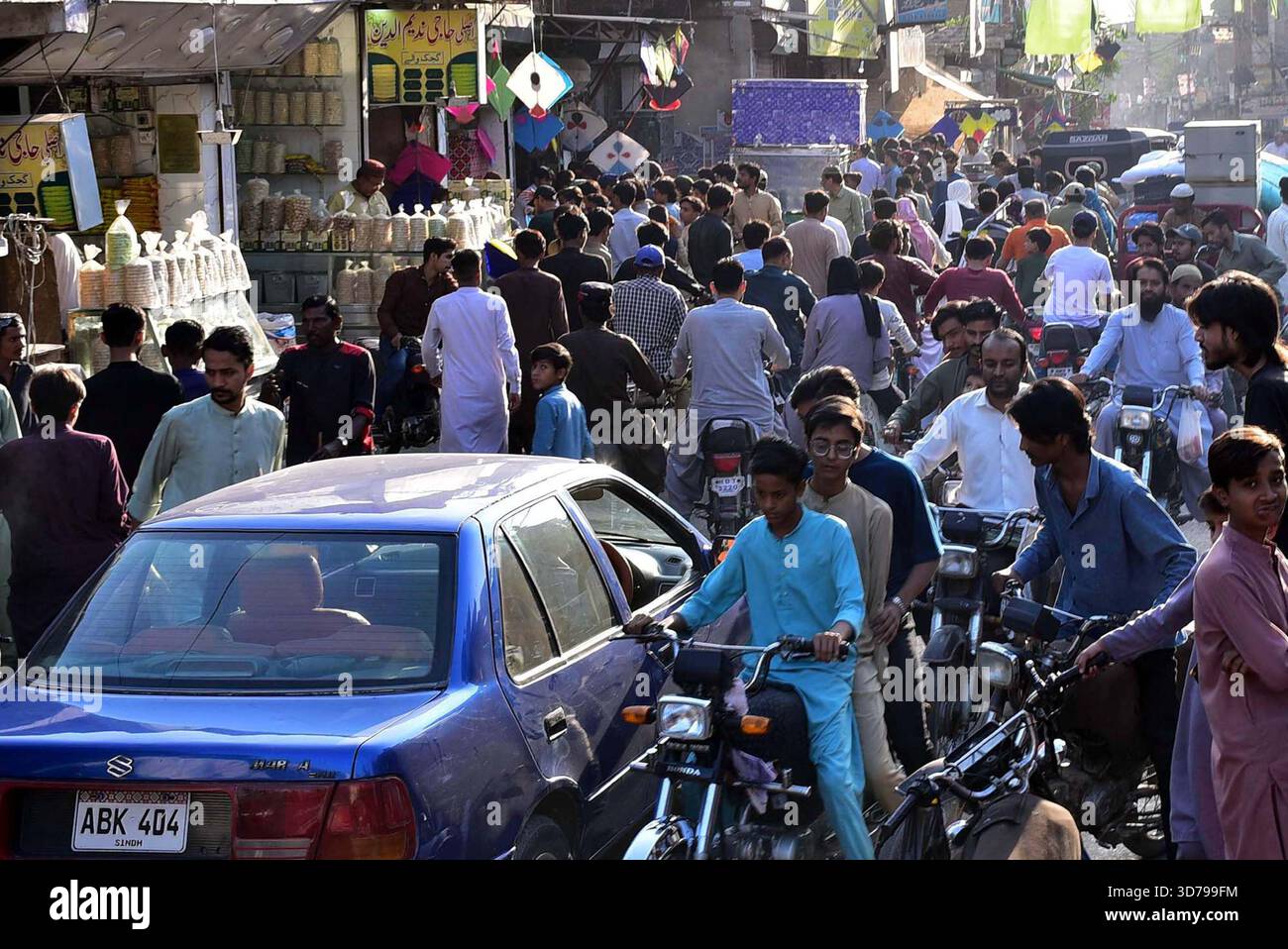 HYDERABAD, PAKISTAN, NOV 24: A large numbers of vehicles stuck in ...
