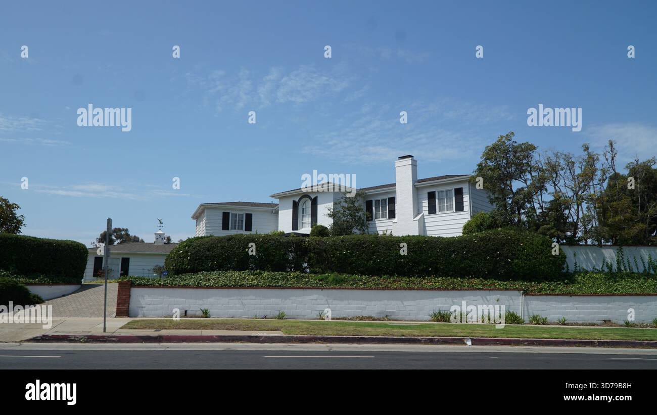 White Coastal House with Trimmed Hedges in California Stock Photo - Alamy