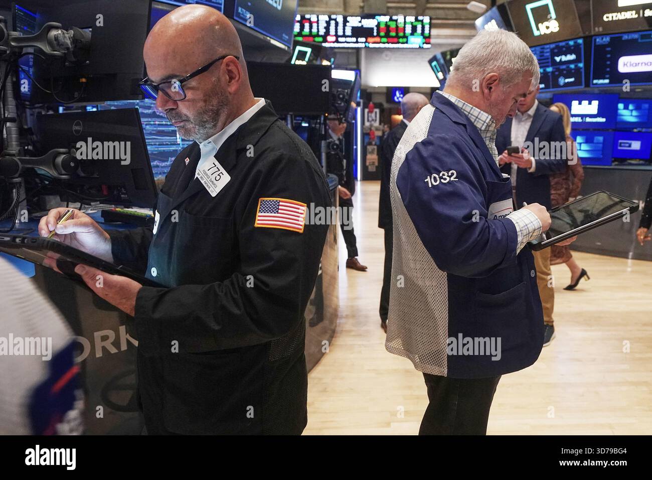 Traders Fred Demarco, left, and Edward McCarthy work on the floor of ...