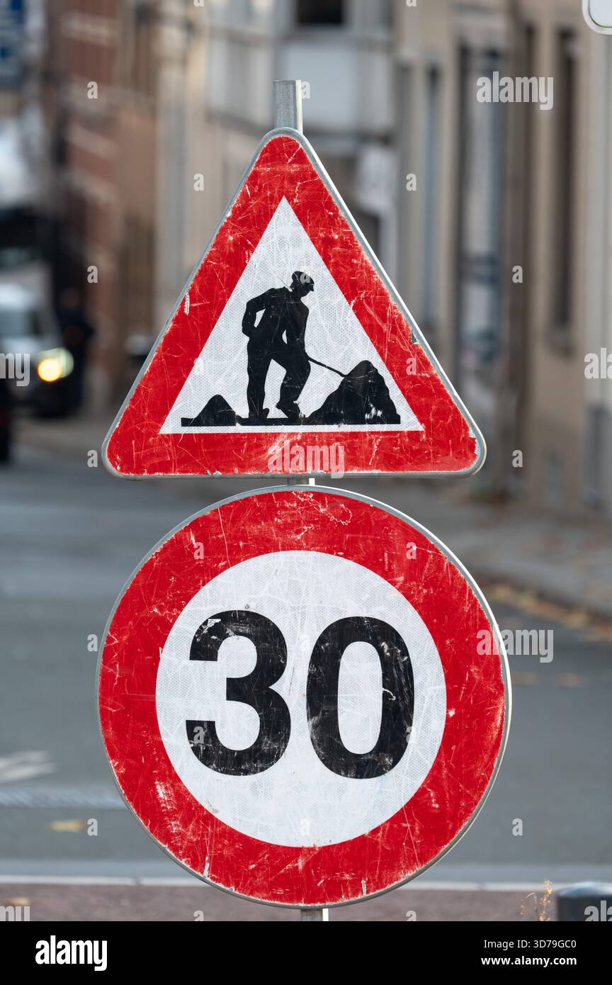 Tem triangular hi-res stock photography and images - Alamy