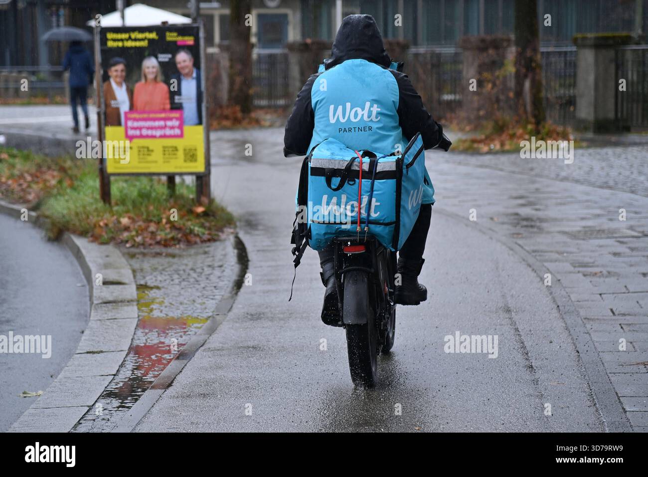 Ein Fahrer,Radfahrer vom Lieferdienst Wolt aus Helsinki faehrt mit dem ...