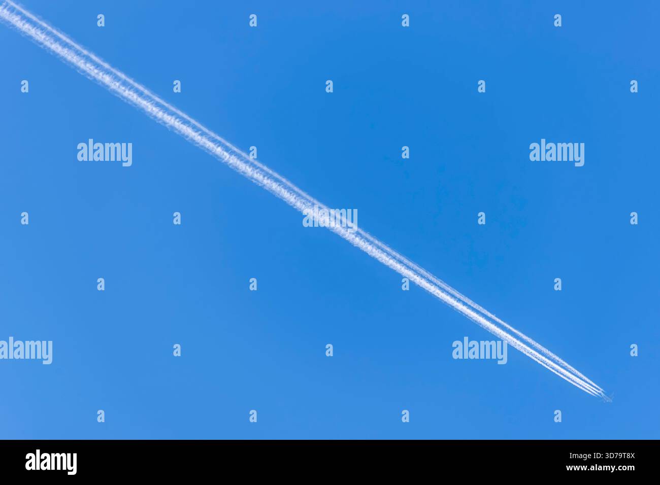 Airplane leaves long trail hi-res stock photography and images - Alamy