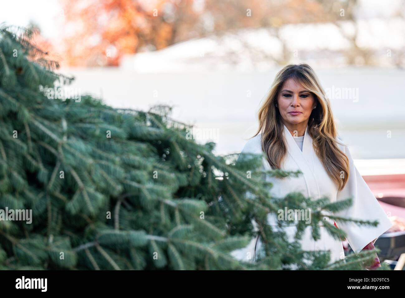First Lady Melania Trump welcomes the 2025 U.S. White House Christmas ...
