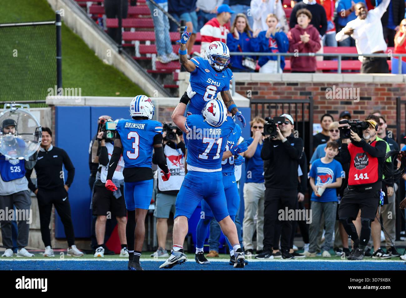 DALLAS, TX - November 22: SMU Mustangs offensive lineman Logan Parr ...