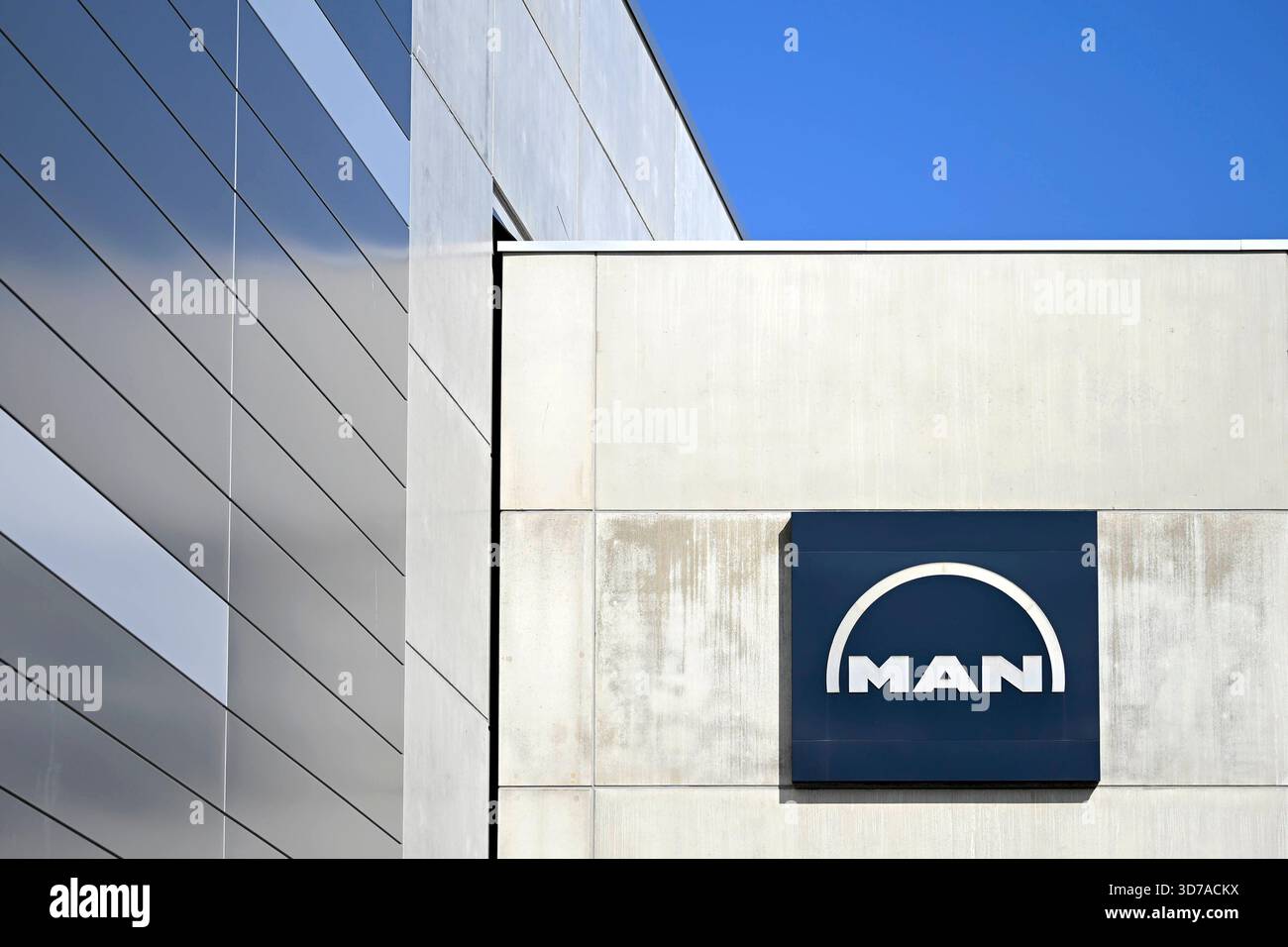 Das MAN-Logo zu sehen beim Pressetermin zum Start der neuen ...