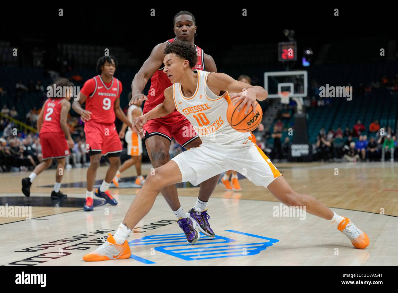 Tennessee forward Nate Ament (10) drives the ball against Rutgers guard ...