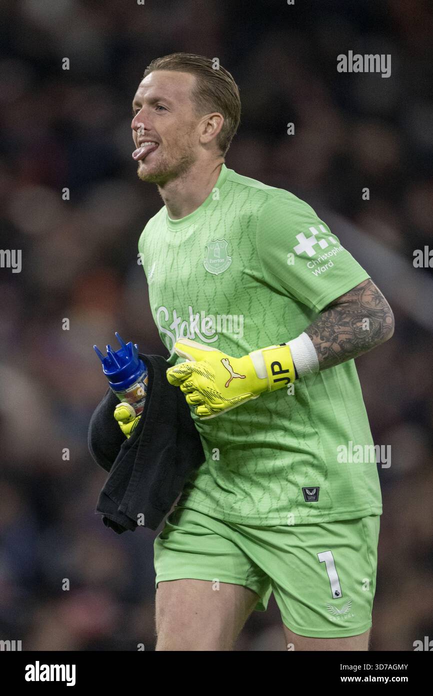 MANCHESTER, ENGLAND, NOV 24: (…) Jordan Pickford of Everton runs on to ...
