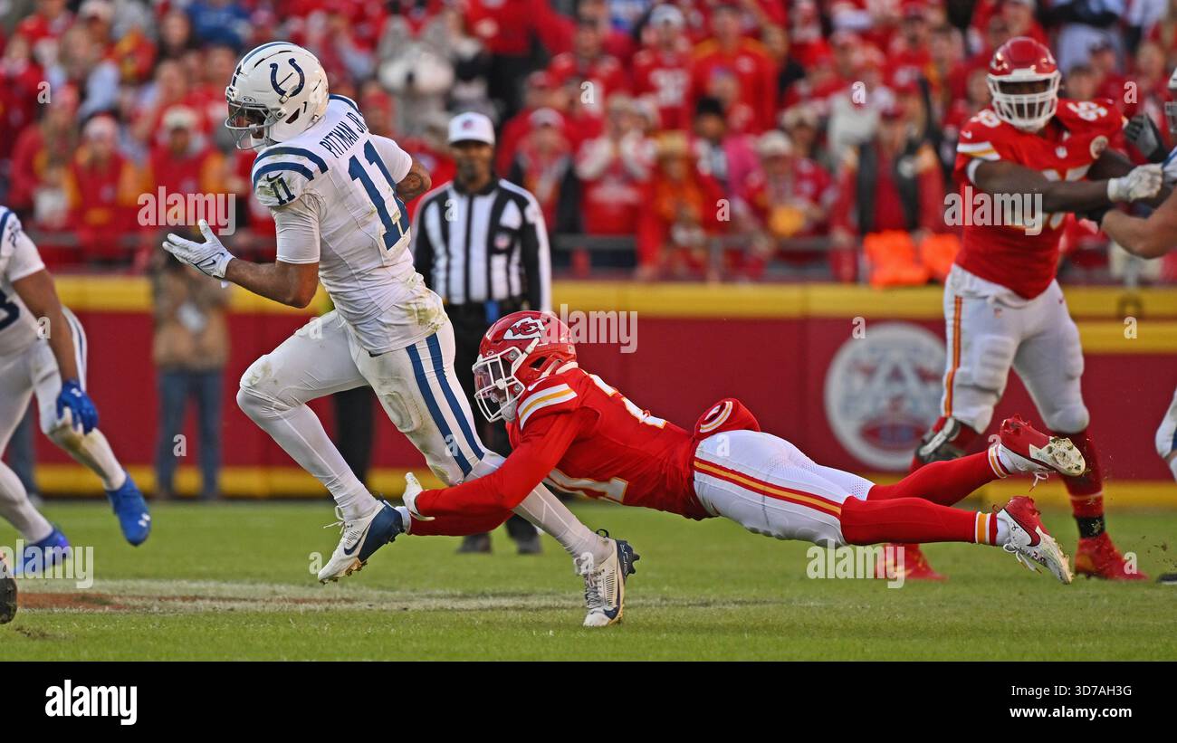 Kansas City Chiefs safety Jaden Hicks (21) tackles Indianapolis Colts ...