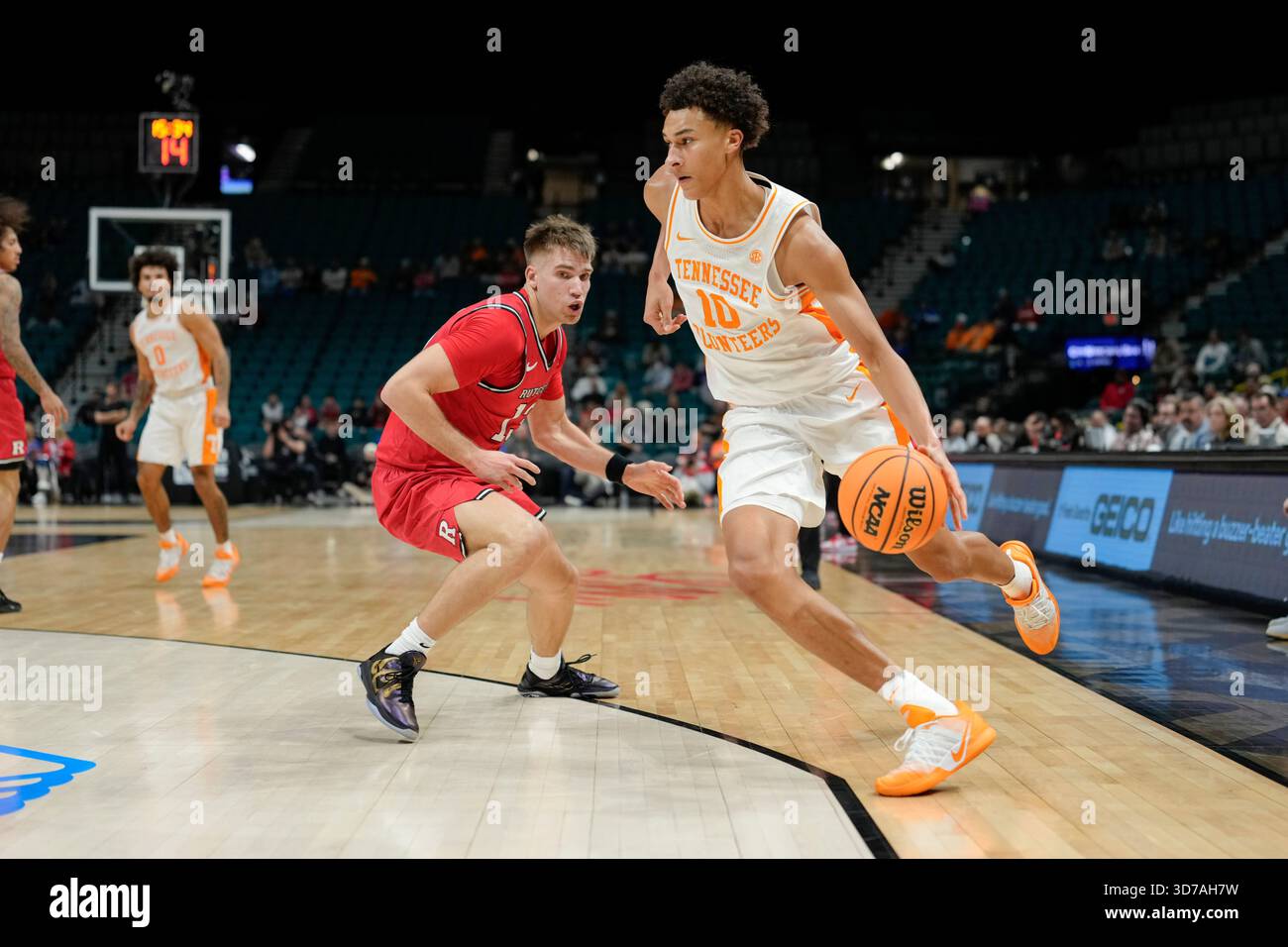 Tennessee forward Nate Ament (10) drives the ball against Rutgers guard ...