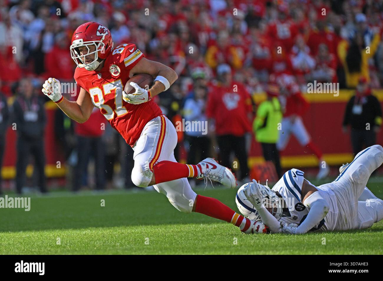 Kansas City Chiefs tight end Travis Kelce (87) runs up field after ...