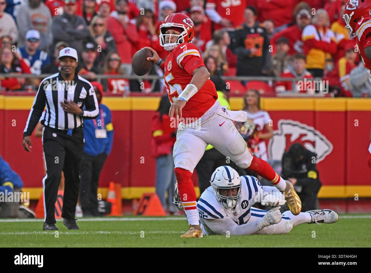 Kansas City Chiefs quarterback Patrick Mahomes (15) throws a pass ...