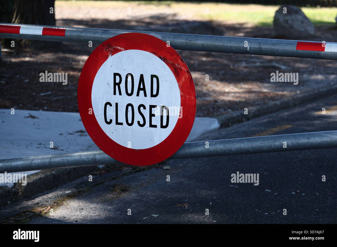 Road Closed Circular Warning Sign Barrier Stock Photo - Alamy