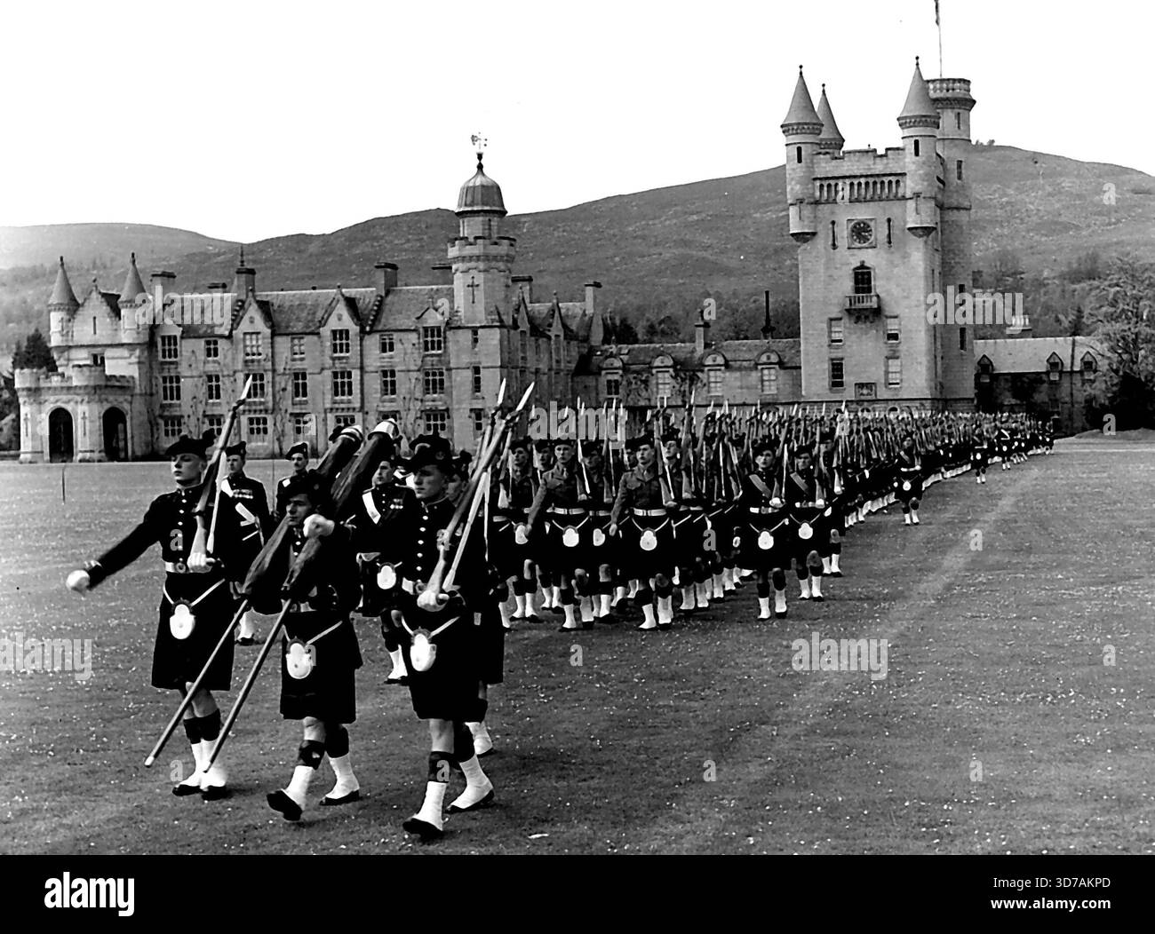 Highlanders to get New ColoursThe Battalion marches past in the grounds ...