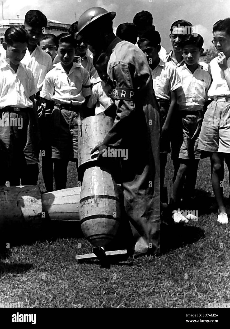 Singapore's bomb disposal squad gets practice with a dummy in removing ...
