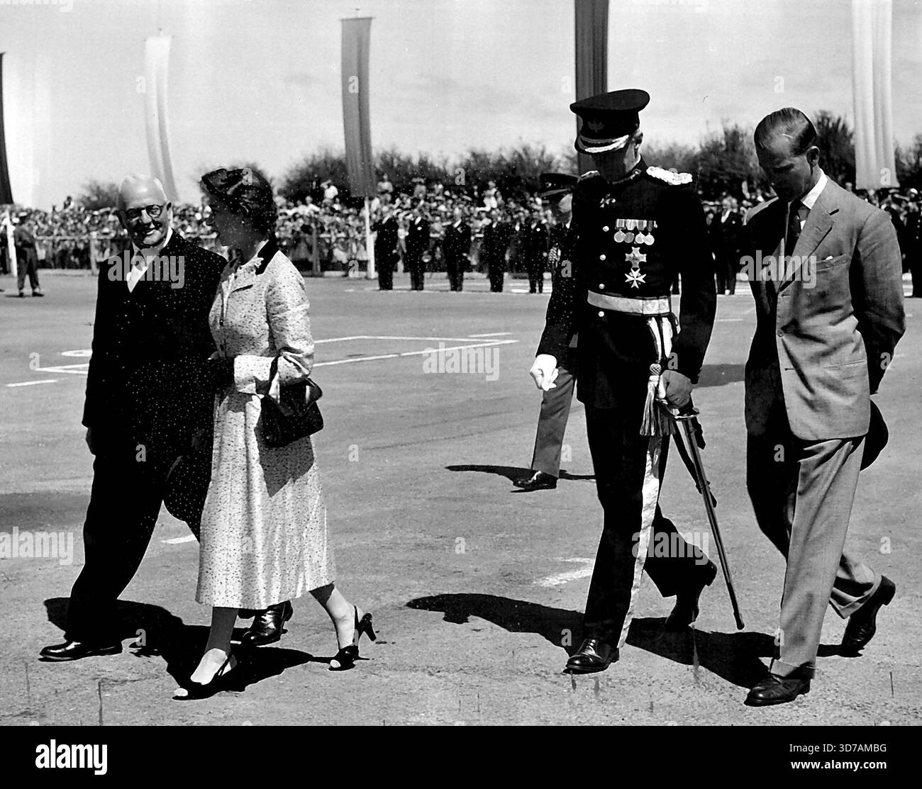 The Queen with Sir Ronald Cross, Lady Cross and Premier Cosgrove ...