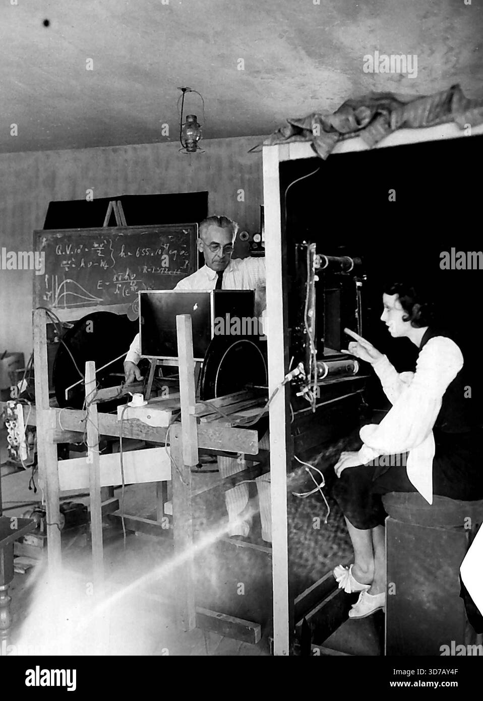 Demonstrate First Television Set For Simultaneous Transmission And ...