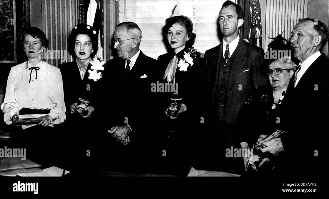 President Presents Heroes' Medals -- President Truman and Army ...