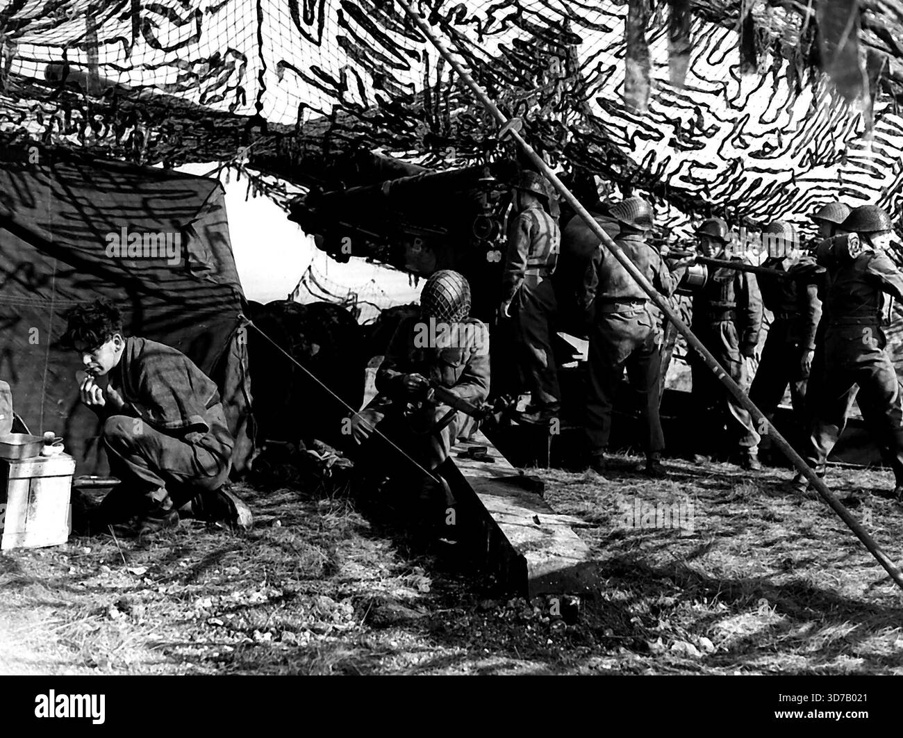 The Army Manoeuvres -- Troops of 20 H.A. manning a 155 m.m. gun in rear ...