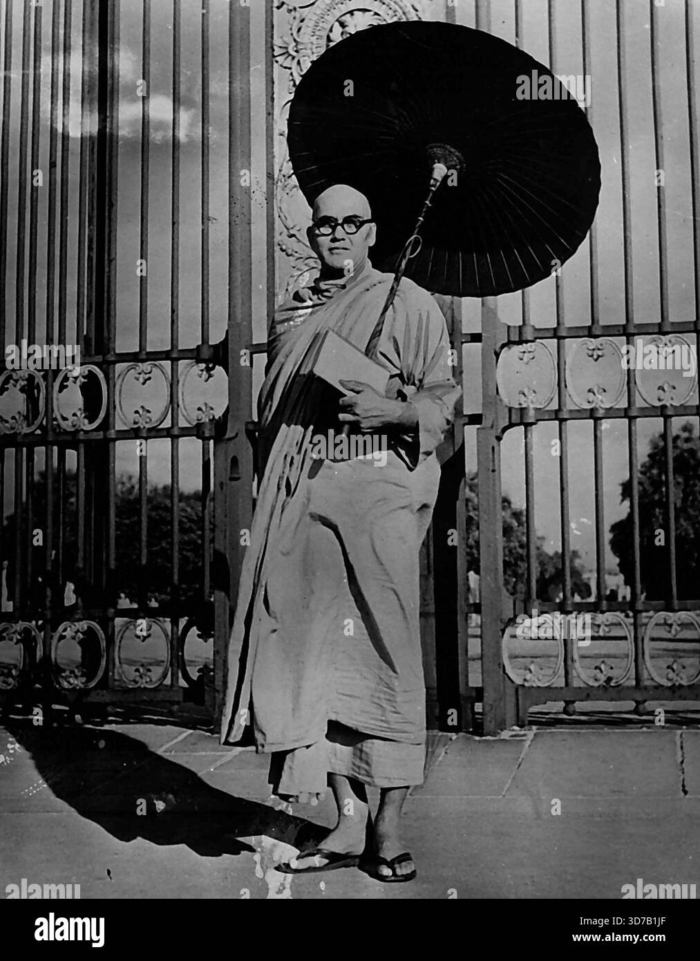 Mr bikkshu u thunanda hi-res stock photography and images - Alamy