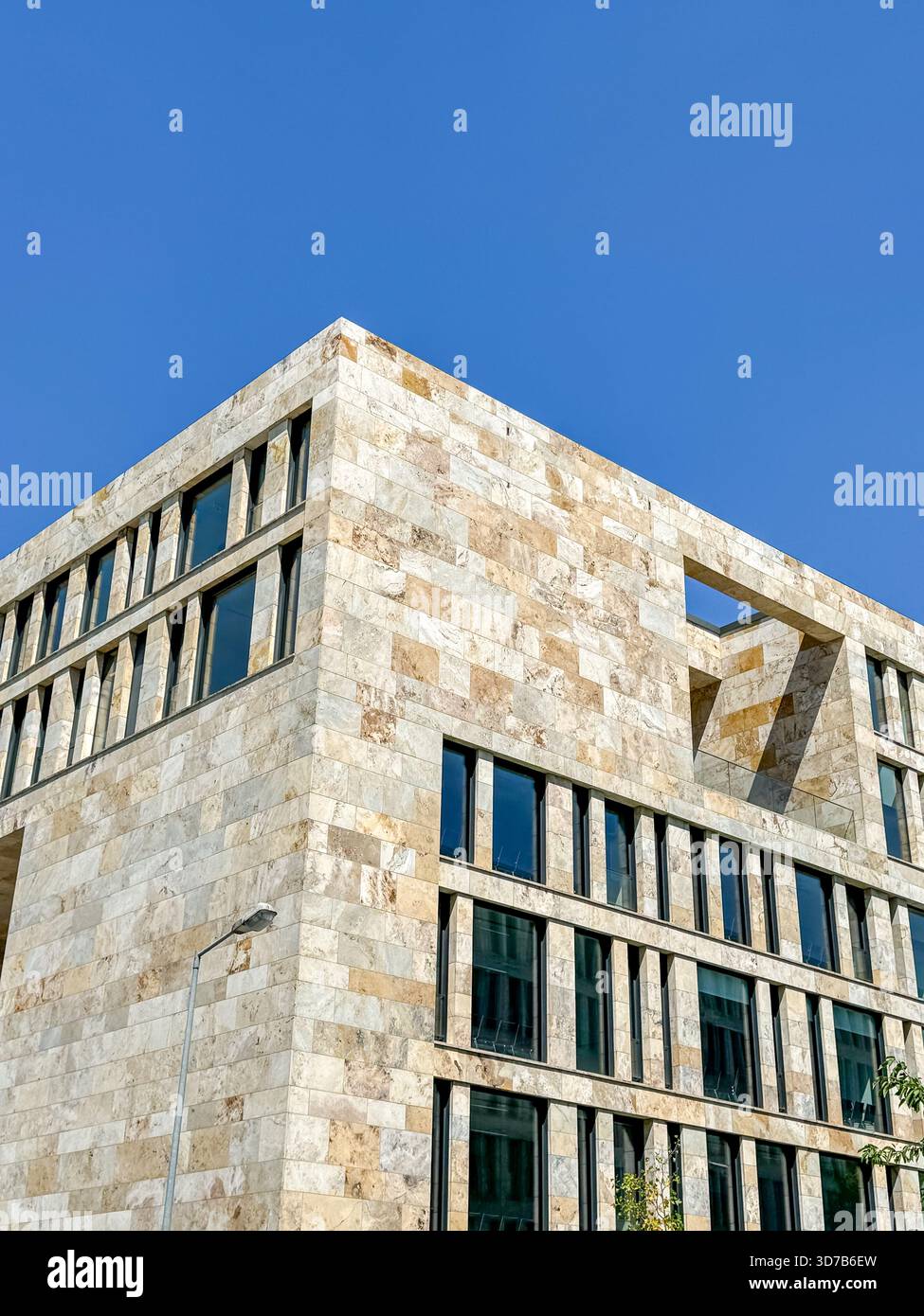 Campus life setting hi-res stock photography and images - Alamy