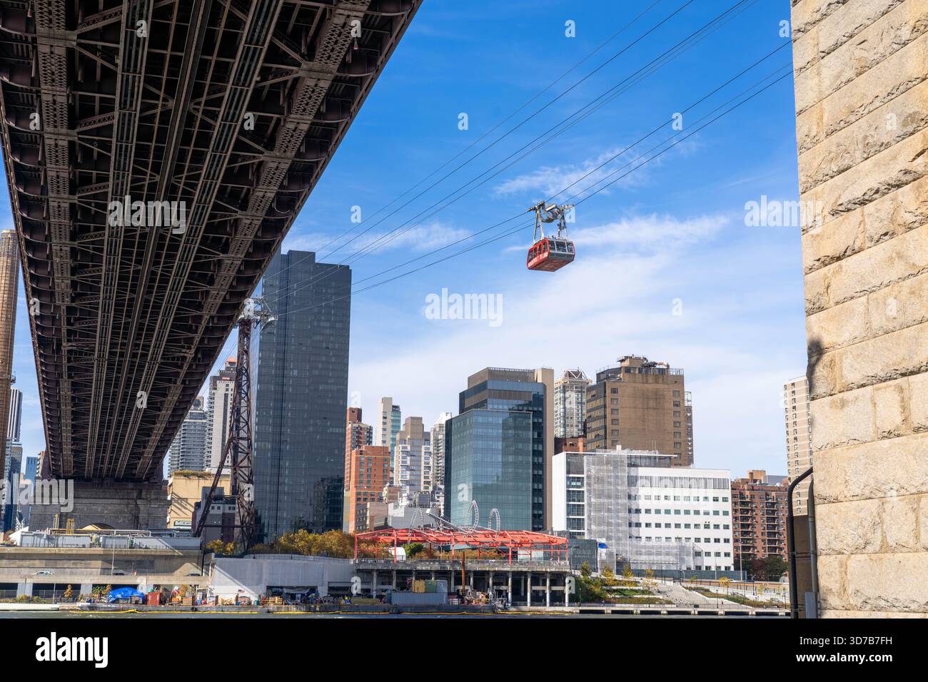 Roosevelt island tramway above the east river hi-res stock photography ...