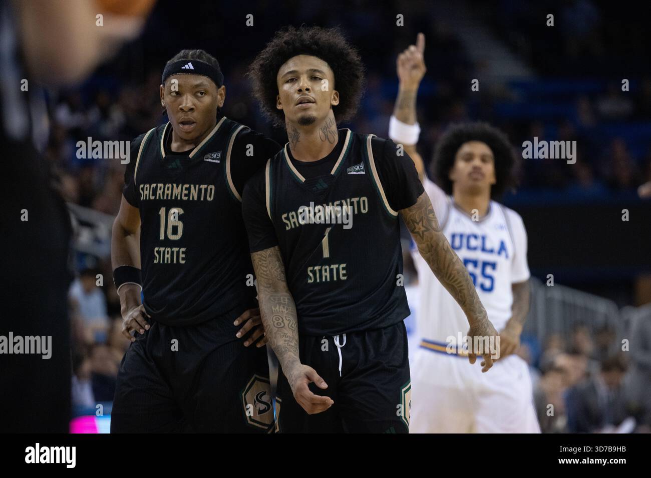 LOS ANGELES, CA - NOVEMBER 18: Prophet Johnson #16 and Mikey Williams ...