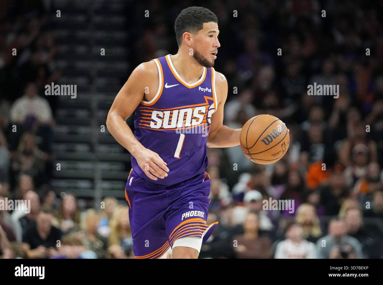 Phoenix Suns guard Devin Booker (1) against the San Antonio Spurs ...